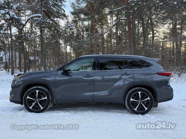 Pelēks Toyota Highlander 2021 Tallina, ar dzinēja tilpumu 2.50 L un nobraukumu 120 tūkst. km par 42900 €, foto 3 vietnē AUTOMOTO.COM.LV