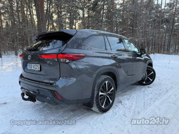 Pelēks Toyota Highlander 2021 Tallina, ar dzinēja tilpumu 2.50 L un nobraukumu 120 tūkst. km par 42900 €, foto 4 vietnē AUTOMOTO.COM.LV