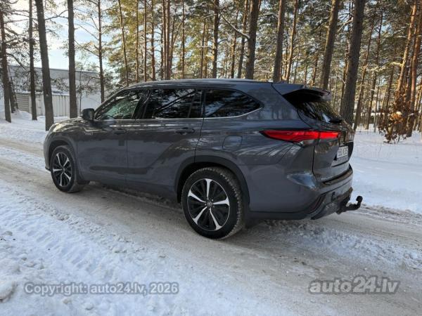Pelēks Toyota Highlander 2021 Tallina, ar dzinēja tilpumu 2.50 L un nobraukumu 120 tūkst. km par 42900 €, foto 5 vietnē AUTOMOTO.COM.LV