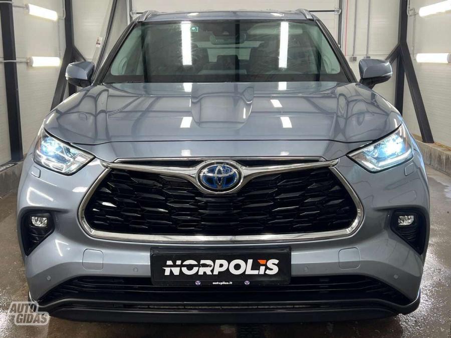 Grey Toyota Highlander 2021 in Aukstieji Rusokai, with an engine capacity of 2.50 L and mileage of 37 thousand km for 35900 €, photo 3 on AUTOMOTO.COM.LV