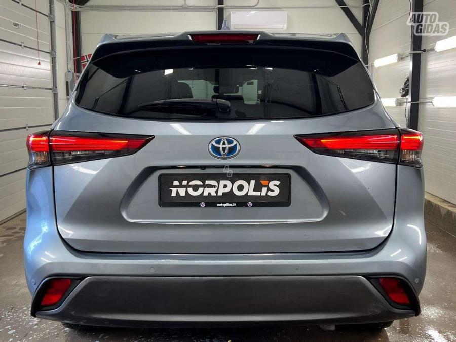 Grey Toyota Highlander 2021 in Aukstieji Rusokai, with an engine capacity of 2.50 L and mileage of 37 thousand km for 35900 €, photo 7 on AUTOMOTO.COM.LV