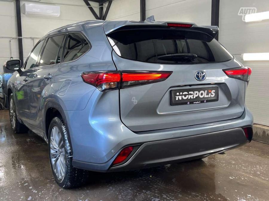 Grey Toyota Highlander 2021 in Aukstieji Rusokai, with an engine capacity of 2.50 L and mileage of 37 thousand km for 35900 €, photo 8 on AUTOMOTO.COM.LV