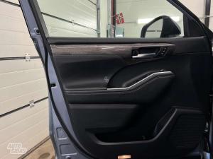 Grey Toyota Highlander 2021 in Aukstieji Rusokai, with an engine capacity of 2.50 L and mileage of 37 thousand km for 35900 €, photo 12 on AUTOMOTO.COM.LV