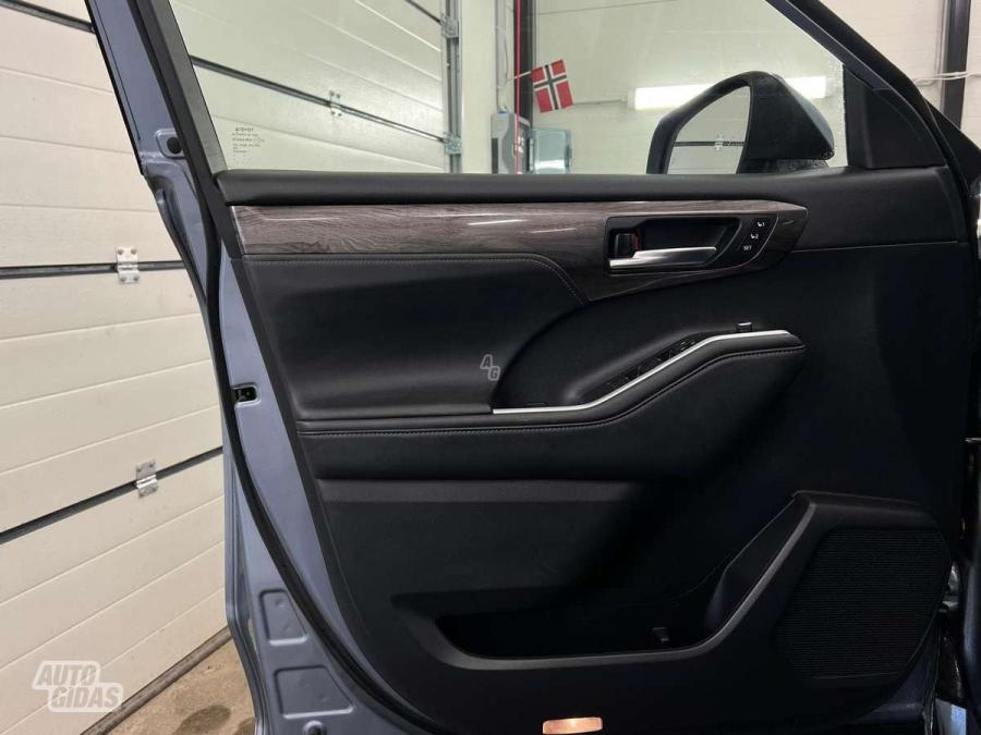 Grey Toyota Highlander 2021 in Aukstieji Rusokai, with an engine capacity of 2.50 L and mileage of 37 thousand km for 35900 €, photo 12 on AUTOMOTO.COM.LV