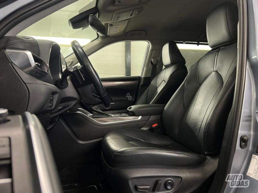 Grey Toyota Highlander 2021 in Aukstieji Rusokai, with an engine capacity of 2.50 L and mileage of 37 thousand km for 35900 €, photo 14 on AUTOMOTO.COM.LV