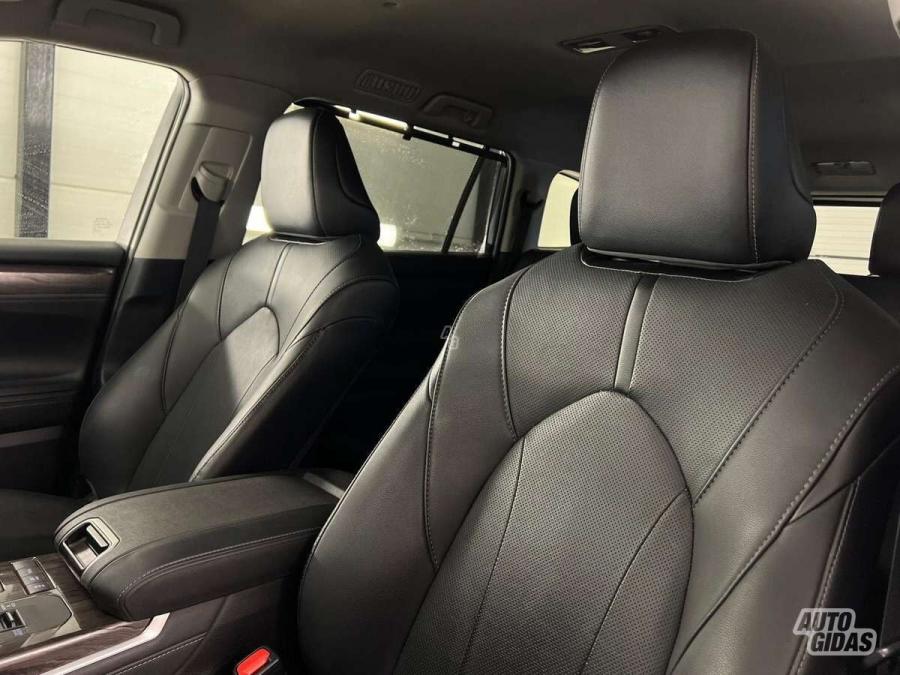Grey Toyota Highlander 2021 in Aukstieji Rusokai, with an engine capacity of 2.50 L and mileage of 37 thousand km for 35900 €, photo 15 on AUTOMOTO.COM.LV