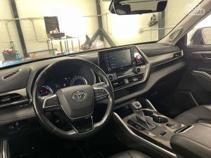 Grey Toyota Highlander 2021 in Aukstieji Rusokai, with an engine capacity of 2.50 L and mileage of 37 thousand km for 35900 €, photo 17 on AUTOMOTO.COM.LV