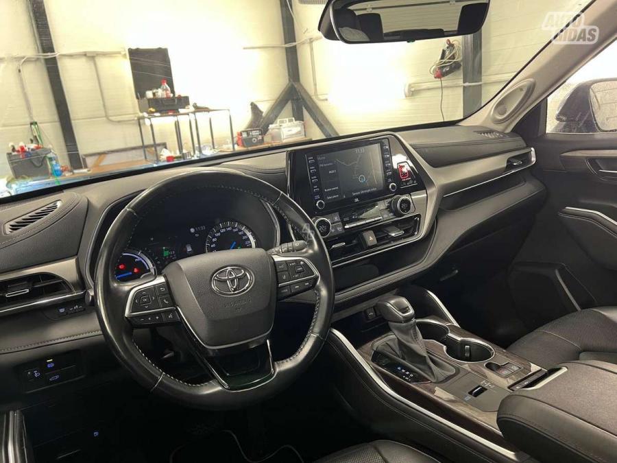 Grey Toyota Highlander 2021 in Aukstieji Rusokai, with an engine capacity of 2.50 L and mileage of 37 thousand km for 35900 €, photo 17 on AUTOMOTO.COM.LV