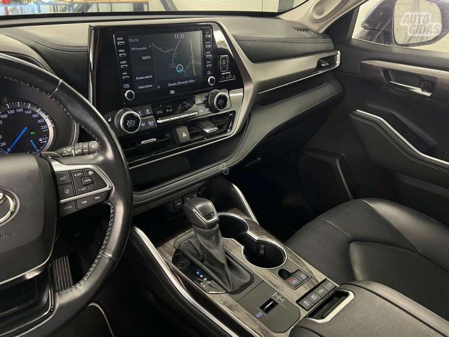 Grey Toyota Highlander 2021 in Aukstieji Rusokai, with an engine capacity of 2.50 L and mileage of 37 thousand km for 35900 €, photo 18 on AUTOMOTO.COM.LV