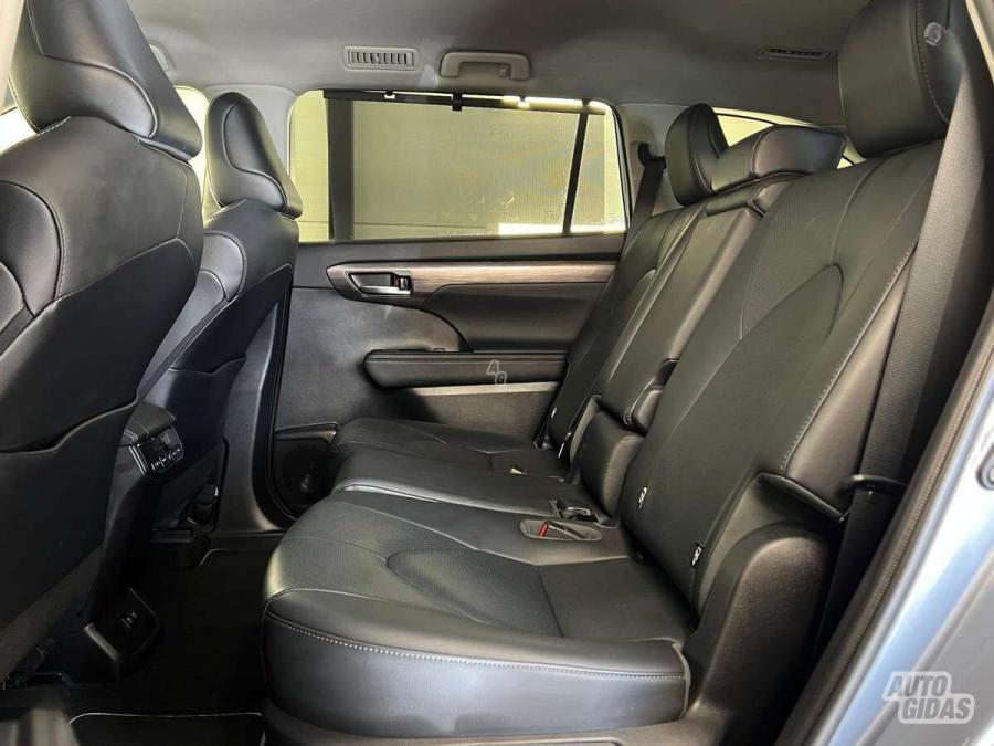 Grey Toyota Highlander 2021 in Aukstieji Rusokai, with an engine capacity of 2.50 L and mileage of 37 thousand km for 35900 €, photo 29 on AUTOMOTO.COM.LV