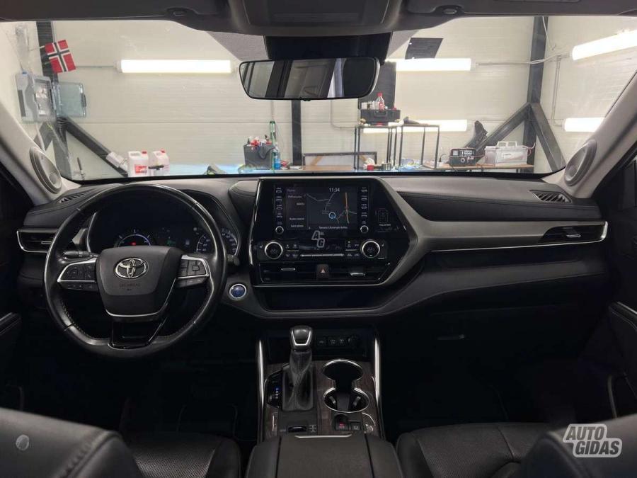 Grey Toyota Highlander 2021 in Aukstieji Rusokai, with an engine capacity of 2.50 L and mileage of 37 thousand km for 35900 €, photo 32 on AUTOMOTO.COM.LV