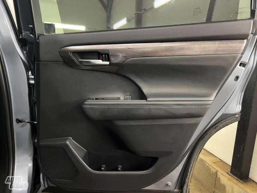 Grey Toyota Highlander 2021 in Aukstieji Rusokai, with an engine capacity of 2.50 L and mileage of 37 thousand km for 35900 €, photo 35 on AUTOMOTO.COM.LV