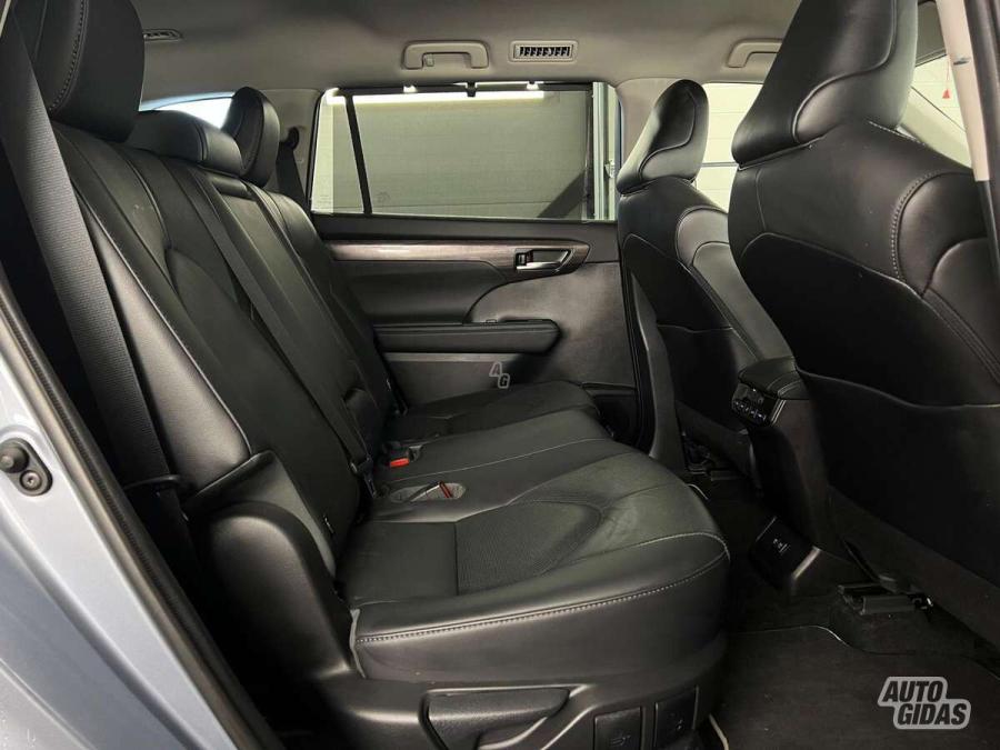 Grey Toyota Highlander 2021 in Aukstieji Rusokai, with an engine capacity of 2.50 L and mileage of 37 thousand km for 35900 €, photo 36 on AUTOMOTO.COM.LV