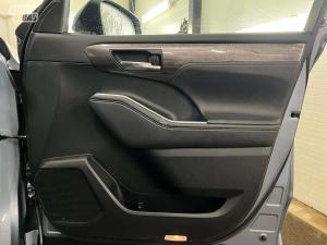Grey Toyota Highlander 2021 in Aukstieji Rusokai, with an engine capacity of 2.50 L and mileage of 37 thousand km for 35900 €, photo 37 on AUTOMOTO.COM.LV