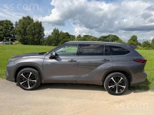Pelēks Toyota Highlander 2021 Rīga, ar dzinēja tilpumu 2.50 L un nobraukumu 39 tūkst. km par 42000 €, foto 3 vietnē AUTOMOTO.COM.LV