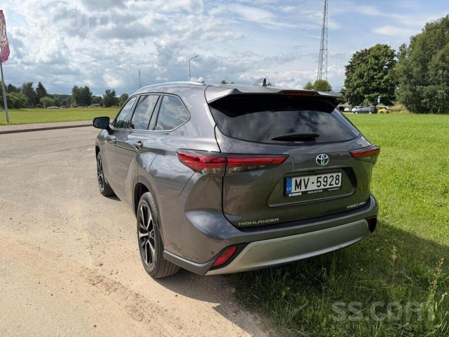 Pelēks Toyota Highlander 2021 Rīga, ar dzinēja tilpumu 2.50 L un nobraukumu 39 tūkst. km par 42000 €, foto 4 vietnē AUTOMOTO.COM.LV