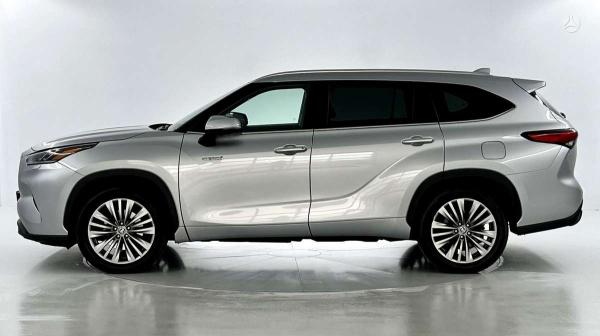 Grey Toyota Highlander 2021 in Vilnius, with an engine capacity of 2.49 L and mileage of 156 thousand km for 38900 €, photo 4 on AUTOMOTO.COM.LV