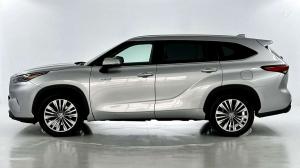 Grey Toyota Highlander 2021 in Vilnius, with an engine capacity of 2.49 L and mileage of 156 thousand km for 38900 €, photo 4 on AUTOMOTO.COM.LV