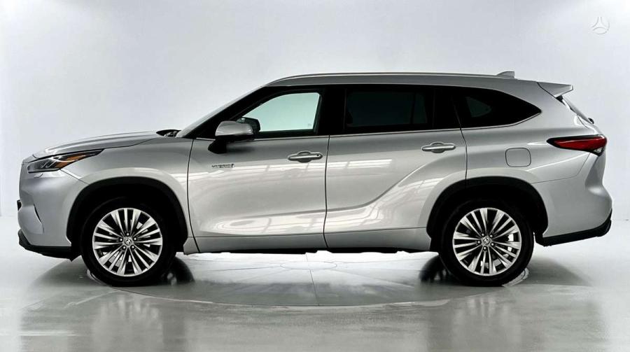 Grey Toyota Highlander 2021 in Vilnius, with an engine capacity of 2.49 L and mileage of 156 thousand km for 38900 €, photo 4 on AUTOMOTO.COM.LV