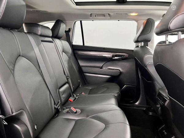 Grey Toyota Highlander 2021 in Vilnius, with an engine capacity of 2.49 L and mileage of 156 thousand km for 38900 €, photo 8 on AUTOMOTO.COM.LV