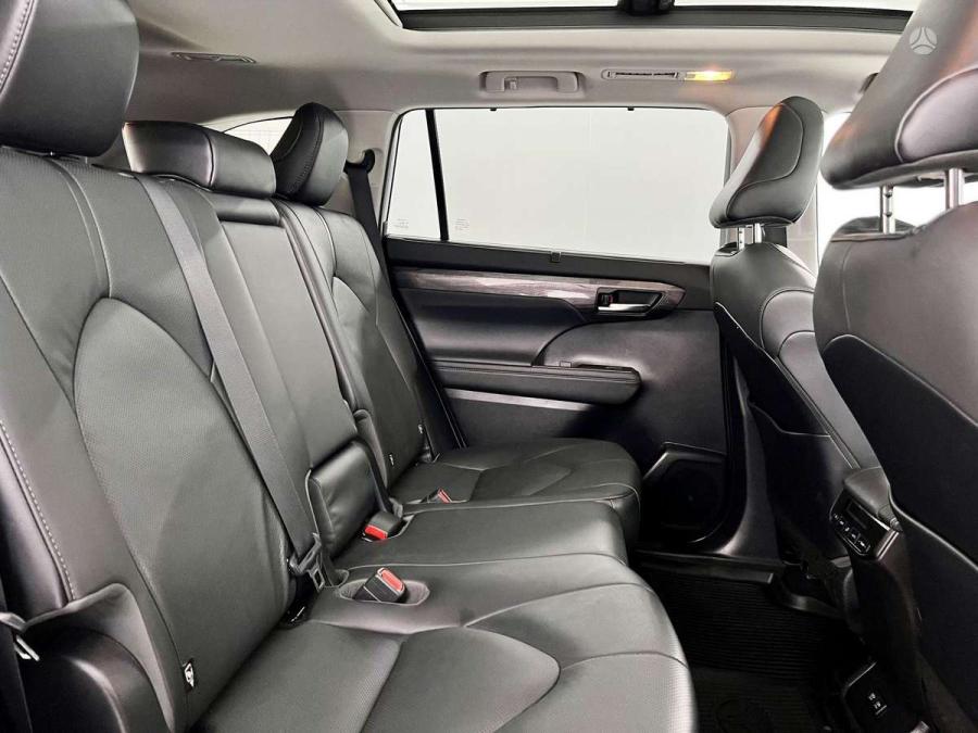 Grey Toyota Highlander 2021 in Vilnius, with an engine capacity of 2.49 L and mileage of 156 thousand km for 38900 €, photo 8 on AUTOMOTO.COM.LV