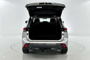 Grey Toyota Highlander 2021 in Vilnius, with an engine capacity of 2.49 L and mileage of 156 thousand km for 38900 €, photo 11 on AUTOMOTO.COM.LV