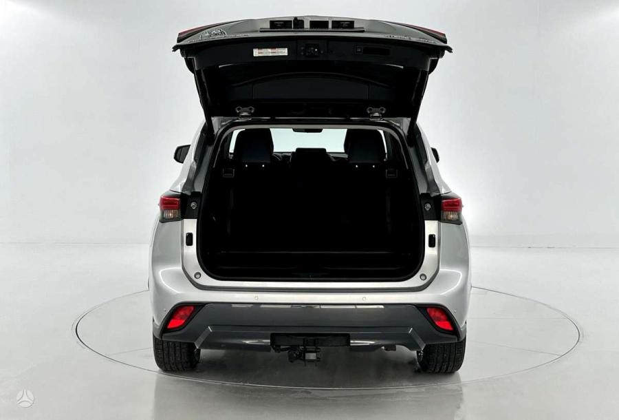 Grey Toyota Highlander 2021 in Vilnius, with an engine capacity of 2.49 L and mileage of 156 thousand km for 38900 €, photo 11 on AUTOMOTO.COM.LV