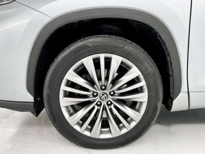 Grey Toyota Highlander 2021 in Vilnius, with an engine capacity of 2.49 L and mileage of 156 thousand km for 38900 €, photo 16 on AUTOMOTO.COM.LV