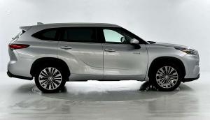 Grey Toyota Highlander 2021 in Vilnius, with an engine capacity of 2.49 L and mileage of 156 thousand km for 38900 €, photo 17 on AUTOMOTO.COM.LV