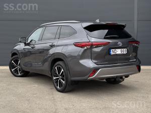 Grey Toyota Highlander 2022 in Riga, with an engine capacity of 2.50 L and mileage of 132 thousand km for 36850 €, photo 4 on AUTOMOTO.COM.LV