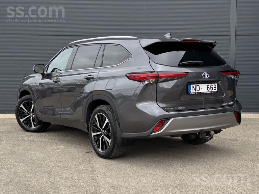 Grey Toyota Highlander 2022 in Riga, with an engine capacity of 2.50 L and mileage of 132 thousand km for 36850 €, photo 4 on AUTOMOTO.COM.LV