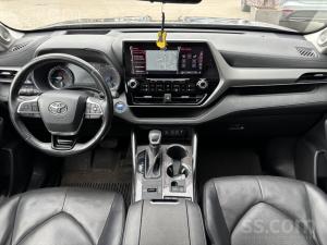 Grey Toyota Highlander 2022 in Riga, with an engine capacity of 2.50 L and mileage of 132 thousand km for 36850 €, photo 5 on AUTOMOTO.COM.LV
