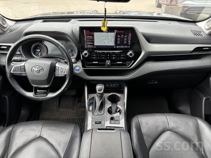 Grey Toyota Highlander 2022 in Riga, with an engine capacity of 2.50 L and mileage of 132 thousand km for 36850 €, photo 5 on AUTOMOTO.COM.LV