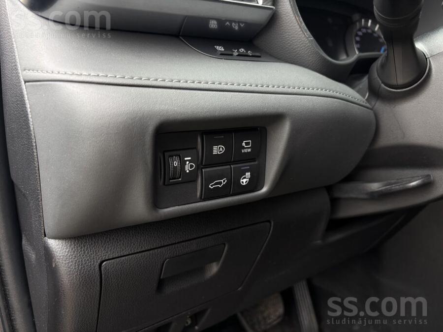 Grey Toyota Highlander 2022 in Riga, with an engine capacity of 2.50 L and mileage of 132 thousand km for 36850 €, photo 7 on AUTOMOTO.COM.LV