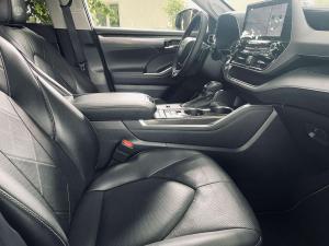 Grey Toyota Highlander 2022 in Vilnius, with an engine capacity of 2.49 L and mileage of 264 thousand km for 29500 €, photo 7 on AUTOMOTO.COM.LV