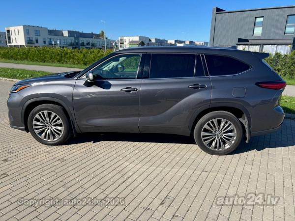 Grey Toyota Highlander 2022 in Tallinn, with an engine capacity of 2.50 L and mileage of 99 thousand km for 35900 €, photo 4 on AUTOMOTO.COM.LV