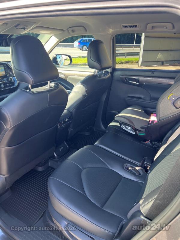 Grey Toyota Highlander 2022 in Tallinn, with an engine capacity of 2.50 L and mileage of 99 thousand km for 35900 €, photo 7 on AUTOMOTO.COM.LV