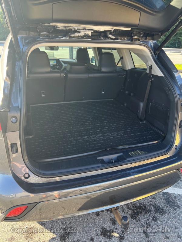 Grey Toyota Highlander 2022 in Tallinn, with an engine capacity of 2.50 L and mileage of 99 thousand km for 35900 €, photo 8 on AUTOMOTO.COM.LV