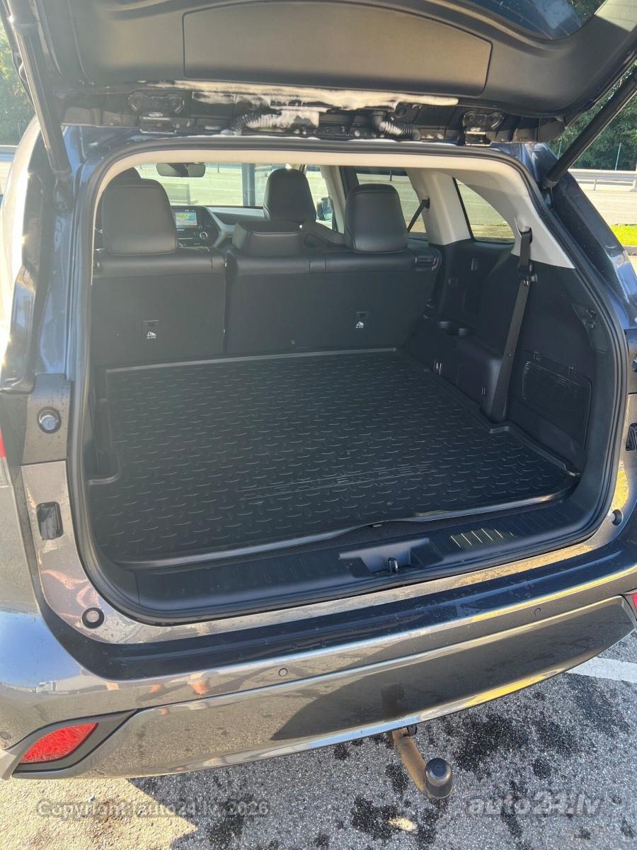 Pelēks Toyota Highlander 2022 Tallina, ar dzinēja tilpumu 2.50 L un nobraukumu 99 tūkst. km par 35900 €, foto 8 vietnē AUTOMOTO.COM.LV
