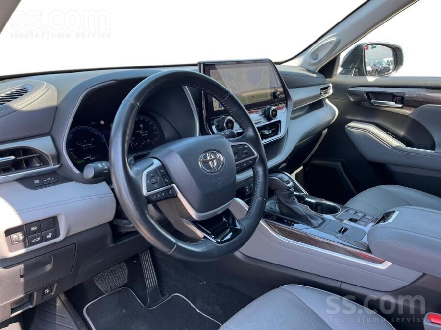 Pelēks Toyota Highlander 2023 Rīga, ar dzinēja tilpumu 2.50 L un nobraukumu 73 tūkst. km par 43990 €, foto 13 vietnē AUTOMOTO.COM.LV