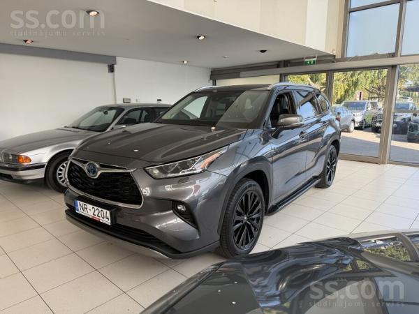 Grey Toyota Highlander 2023 in Riga, with an engine capacity of 2.50 L and mileage of 47 thousand km for 51500 €, photo 1 on AUTOMOTO.COM.LV