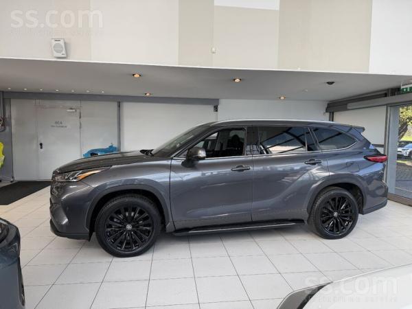 Grey Toyota Highlander 2023 in Riga, with an engine capacity of 2.50 L and mileage of 47 thousand km for 51500 €, photo 4 on AUTOMOTO.COM.LV