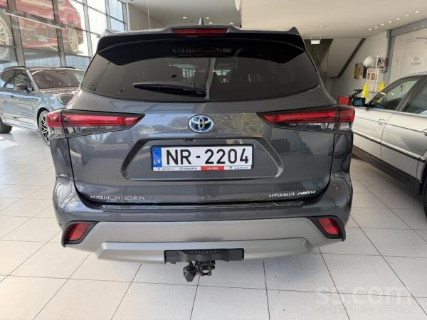 Grey Toyota Highlander 2023 in Riga, with an engine capacity of 2.50 L and mileage of 47 thousand km for 51500 €, photo 6 on AUTOMOTO.COM.LV