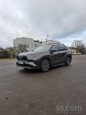 Grey Toyota Highlander 2024 in Riga, with an engine capacity of 2.50 L and mileage of 10 thousand km for 60000 €, photo 2 on AUTOMOTO.COM.LV