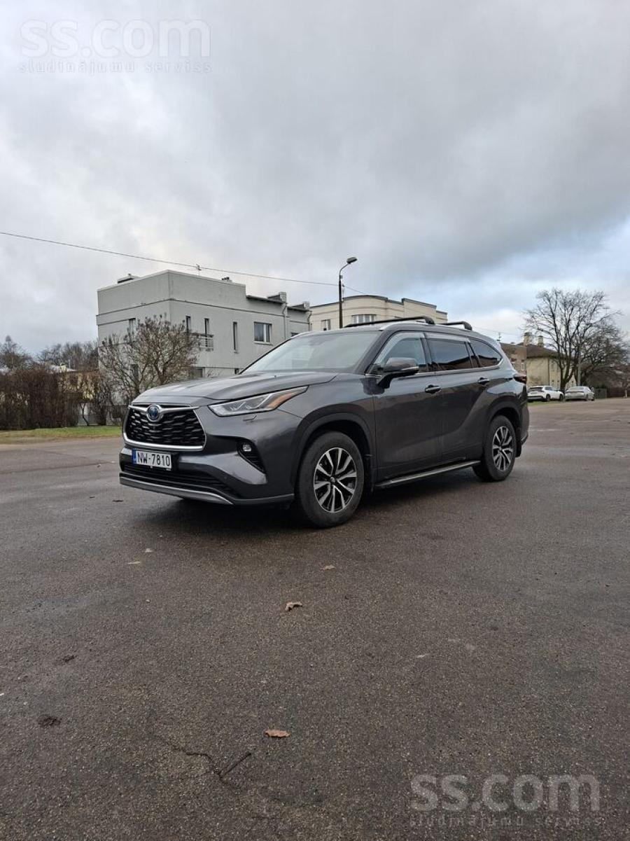 Grey Toyota Highlander 2024 in Riga, with an engine capacity of 2.50 L and mileage of 10 thousand km for 60000 €, photo 2 on AUTOMOTO.COM.LV