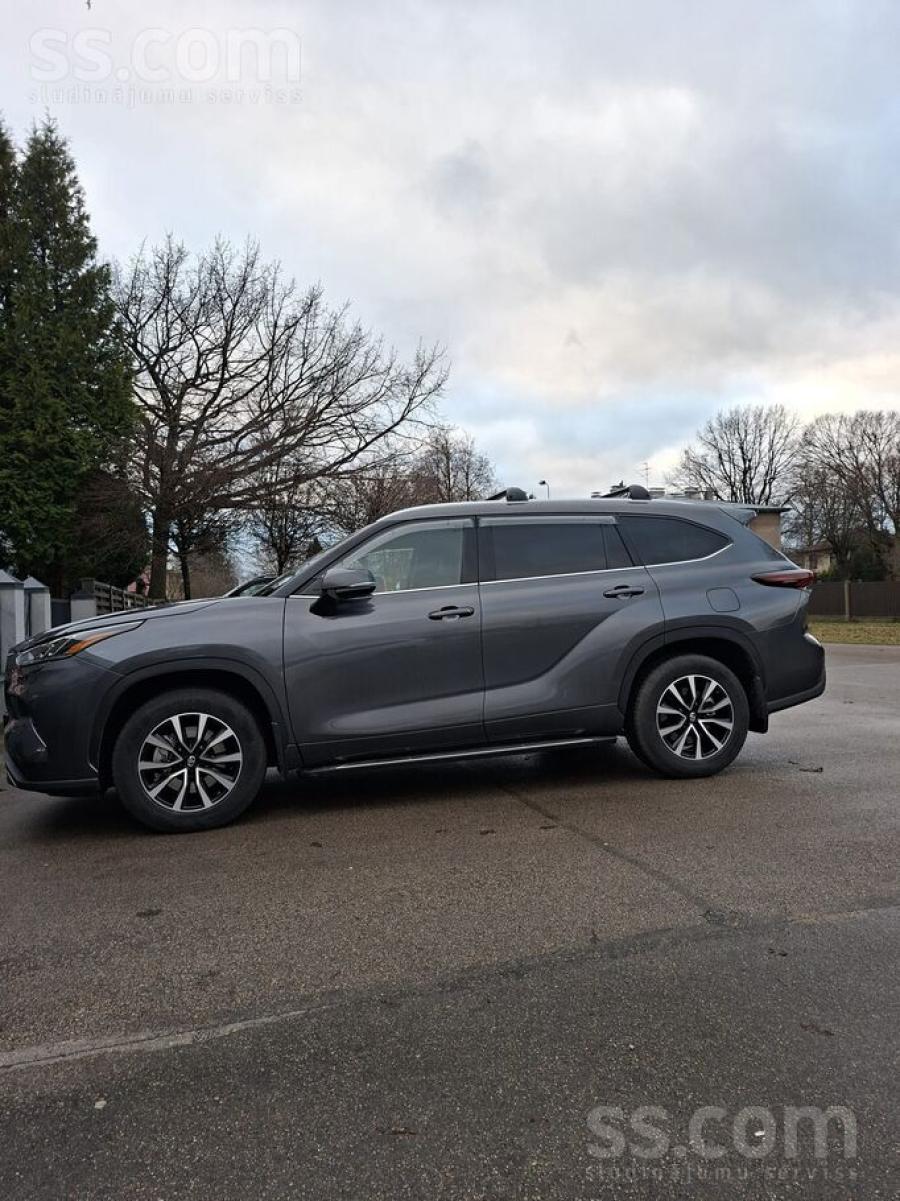 Grey Toyota Highlander 2024 in Riga, with an engine capacity of 2.50 L and mileage of 10 thousand km for 60000 €, photo 5 on AUTOMOTO.COM.LV