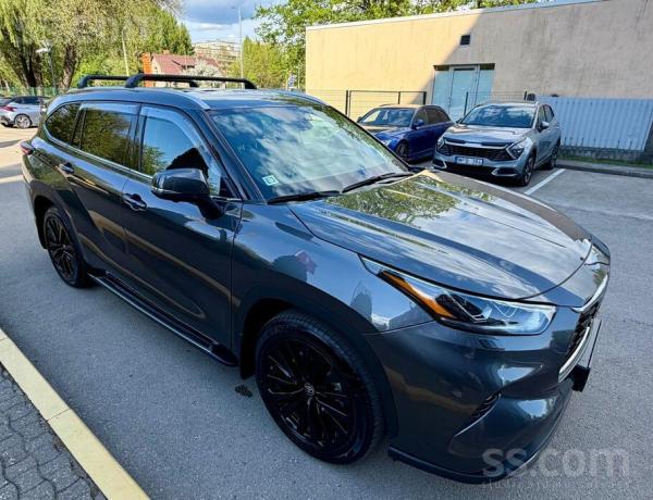 Pelēks Toyota Highlander 2024 Rīga, ar dzinēja tilpumu 2.50 L un nobraukumu 13 tūkst. km par 58000 €, foto 1 vietnē AUTOMOTO.COM.LV