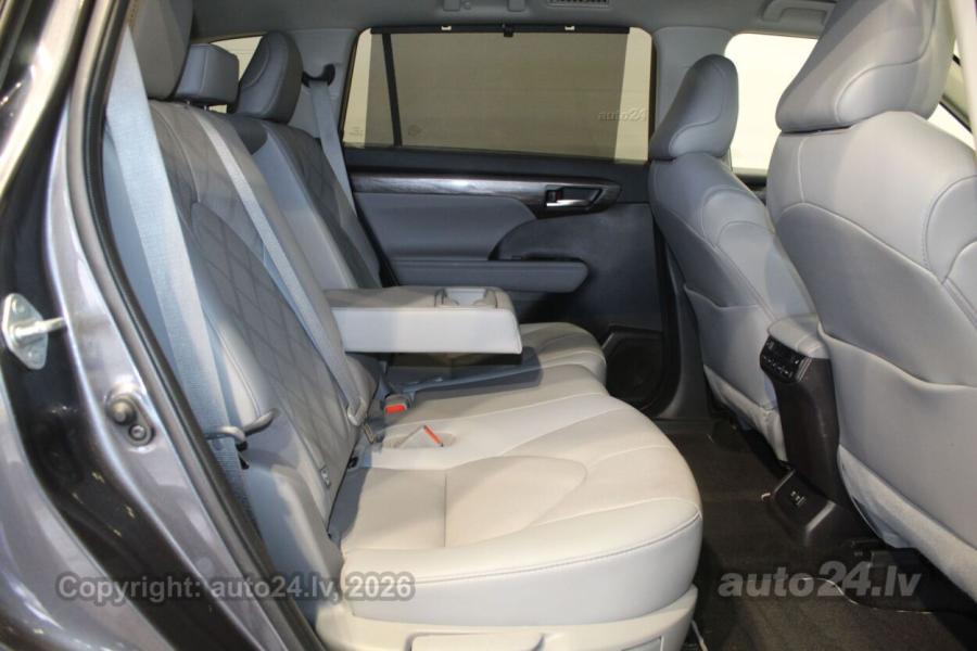 Pelēks Toyota Highlander 2021 Tallina, ar dzinēja tilpumu 2.50 L un nobraukumu 106 tūkst. km par 39990 €, foto 8 vietnē AUTOMOTO.COM.LV