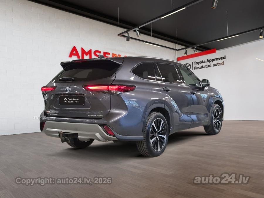 Grey Toyota Highlander 2021 in Tallinn, with an engine capacity of 2.50 L and mileage of 116 thousand km for 39990 €, photo 3 on AUTOMOTO.COM.LV