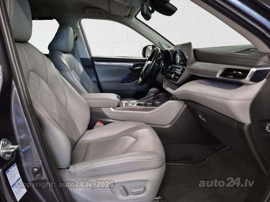 Grey Toyota Highlander 2021 in Tallinn, with an engine capacity of 2.50 L and mileage of 116 thousand km for 39990 €, photo 7 on AUTOMOTO.COM.LV